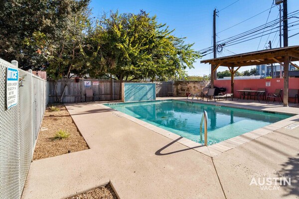 5 Mins To Zilker Park Chic Apt Pool And Pet Friendly - Austin, TX