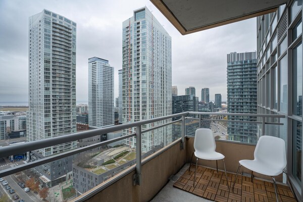 Stunning Condo Downtown Toronto With Incredible Lake Views. 5 Minutes Cn Tower. - Toronto