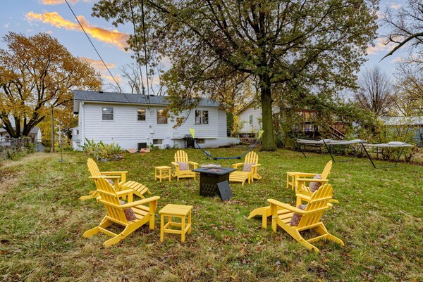 Central 4bd Home - Spacious Backyard & Fun Games - Omaha, NE