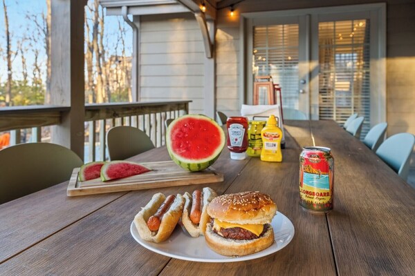 Luxury Home: Outdoor Lounge, Hot Tub, Firepit, Family & Pet Friendly - Wintergreen, VA