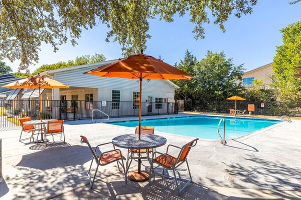 Western Modern 2 Story Townhome - Pool, Gym, Park - Fort Worth, TX