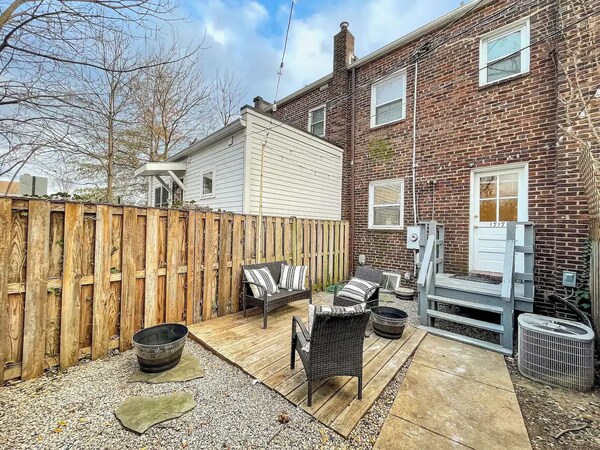 Stylish Old Town, Alexandria Rowhome / Walk To King Street Metro/ Free Parking! - Alexandria, VA