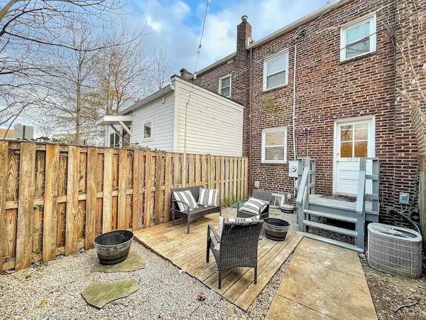 Stylish Old Town, Alexandria Rowhome / Walk To King Street Metro/ Free Parking! - Alexandria, VA