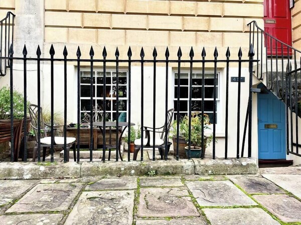 2 Bed Apartment In The Heart Of Clifton Village - Bristol