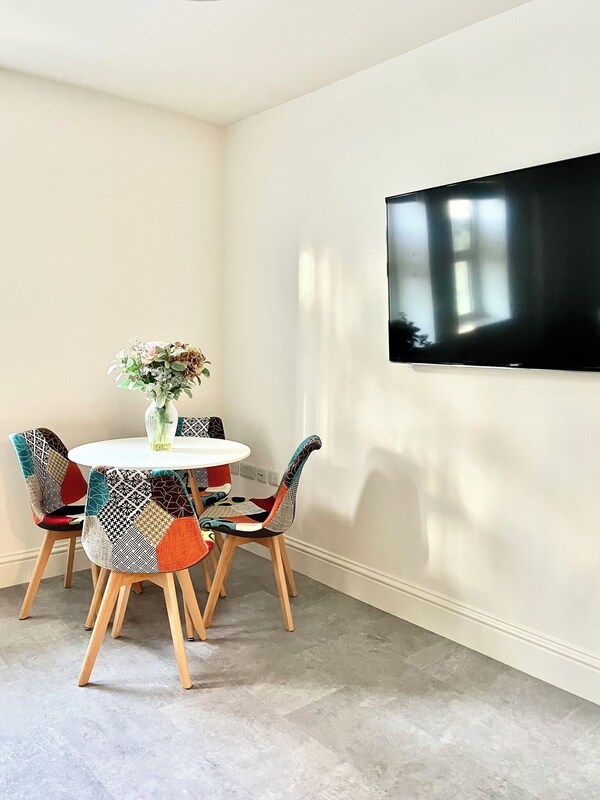 New And Spacious Apartment - Sleeps 5 - Bristol