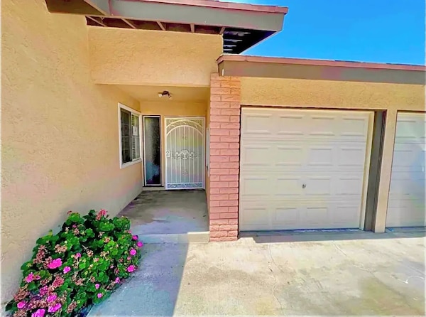 Orange Gem I Disney I Chapman I Cozy 2bedroom Home\n\n - Orange, CA