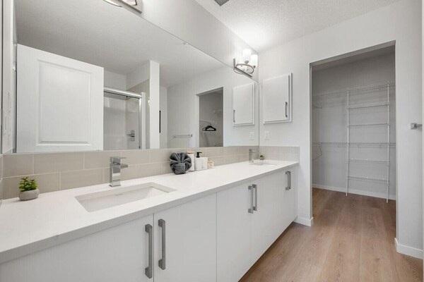 Luxury Getaway » King Bed » Ac » 70" Tv » Parking - カルガリー