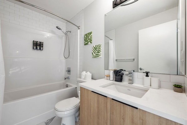 Air Conditioned 2 Br Luxury Suite /W King Bed - Calgary