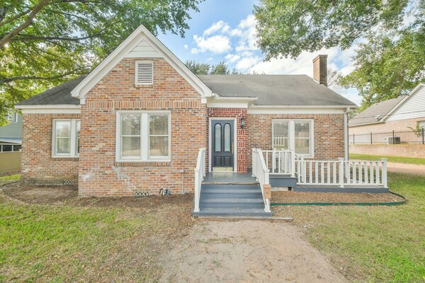 Bee In Brenham Holiday Cottage - Premium Location Walking Distance To Downtown - Brenham, TX