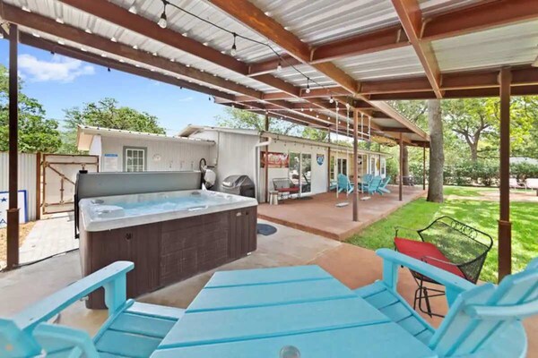 3 Br, Tiled Showers, Hot Tub, King Bed, Smart Tv - Fredericksburg, TX