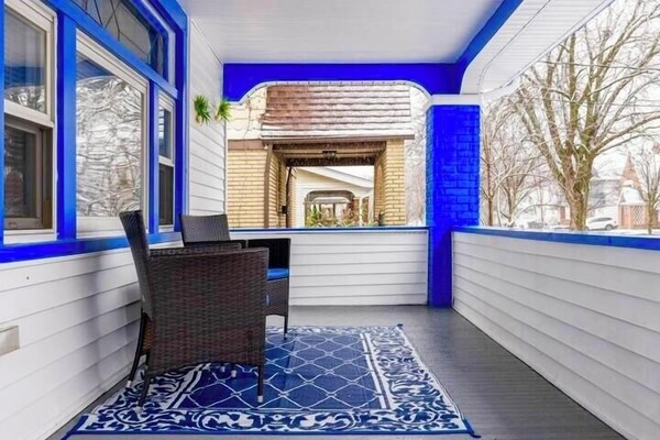 Sapphire Haven: Spacious 1br Lower Unit Retreat | Laundry, Parking & Safe Location  8 Min To Airport - クリーブランド, OH