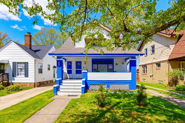 Sapphire Haven: Charming 1br Upper Unit Retreat | Laundry, Parking, Safe Location  8 Min To Airport - Cleveland, OH