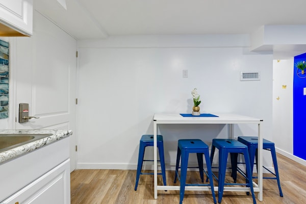 Sapphire Haven: Charm & Cozy 1br Private Basement Retreat | Laundry & Safe Location 8 Min To Airport - 克里夫蘭