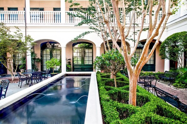 Charleston's Urban Retreat: Refined Comfort In A Historic Setting - Charleston, SC