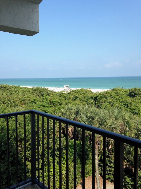 Lovely Beach Front Condo In Vero - Vero Beach, FL