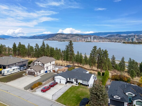 Lakeview Home In West Kelowna - West Kelowna