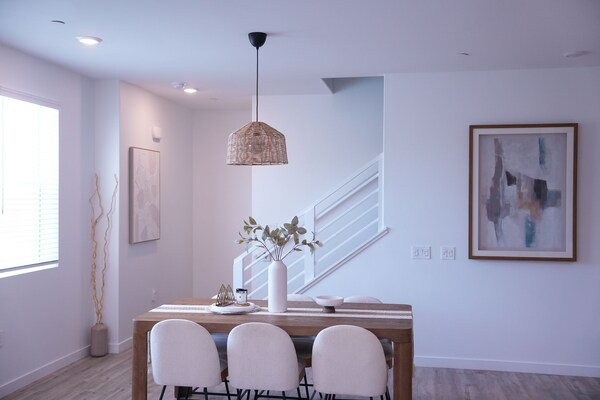 Modern 4-br Townhouse Near Ventura Beach  Walk To Sand & Surf! - Ventura, CA