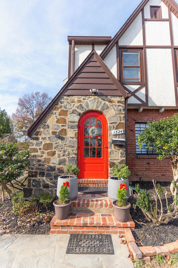 Charming 3br Cottage With Ample Parking In The Heart Of Arlington, Dog Friendly - 워싱턴 D.C.