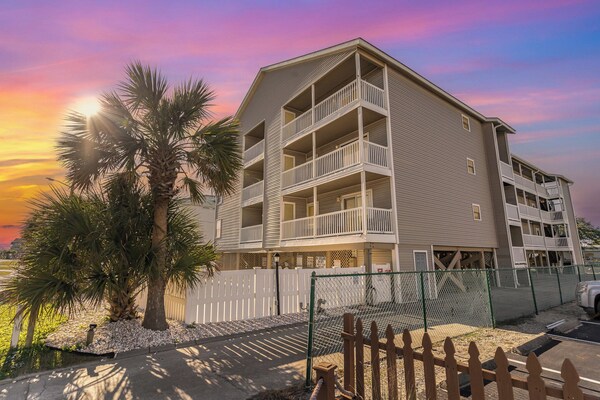 Murrells Inlet Spacious 3bd, Steps To Beach, Family Friendly, Pool! - Murrells Inlet, SC