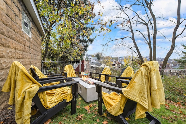 >Regal Bricks< - Fire Pit - Elevated Deck - Pool Table - King Bed - Pittsburgh, PA