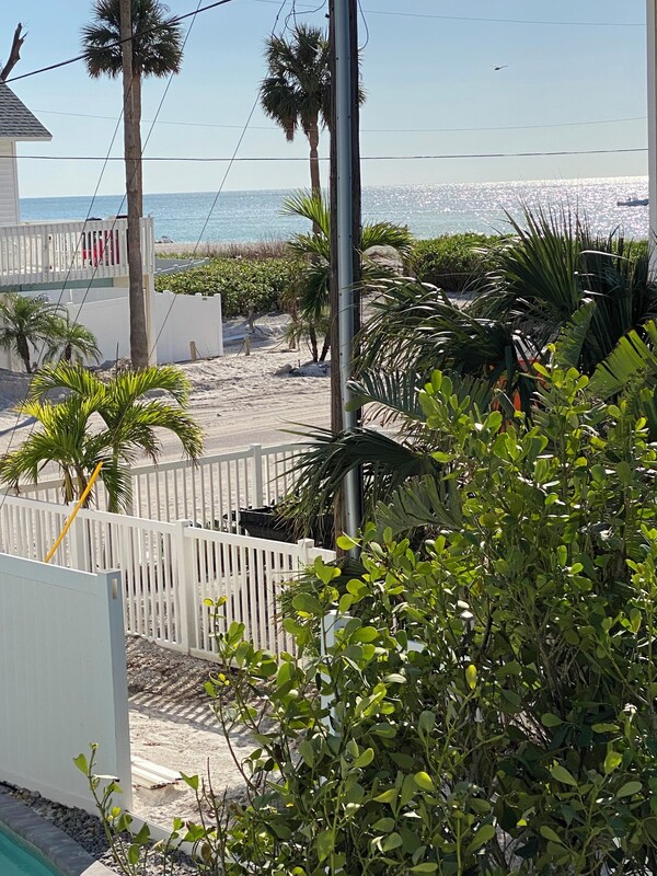 Gulf View~elite Rating Top 1%~new 3 Bed 3 Bath~heated Pool~30 Sec Walk To Beach! - Holmes Beach, FL