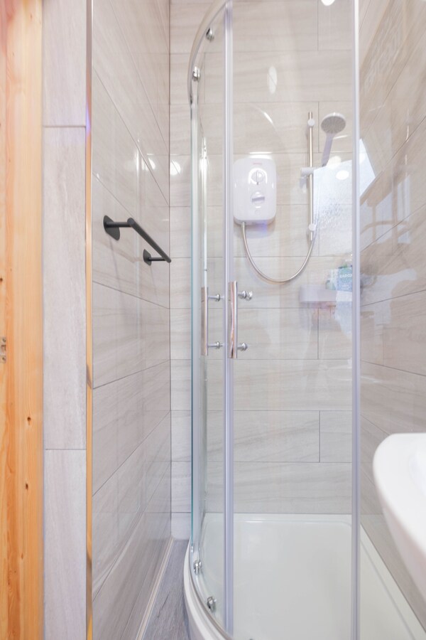 Renovated Studio - Free Parking - Great Location - Leeds