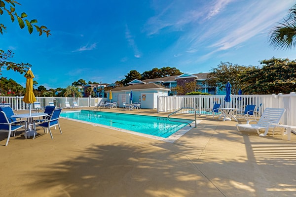 Coastal Villa With Golf Course View And Shared Pool Access - Sunset Beach, NC