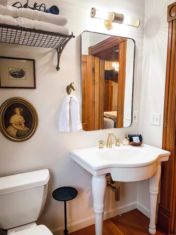 The Matriarch| Suite 3 | Pet Friendly - Ashland, OR