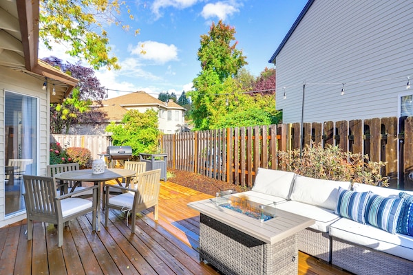 Deck & Gas Fire Pit: Gorgeous Home In Beaverton! - Beaverton, OR