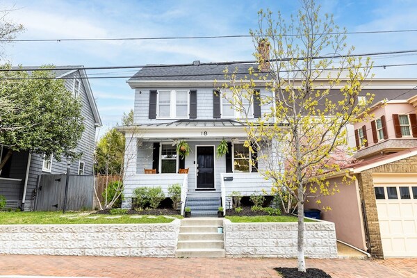 New Property! Escape To Downtown Annapolis Murray Hill Home With Luxe King Suite And Porch Vibes - Annapolis, MD