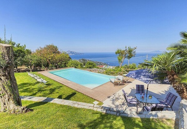 Villa Caprisa: An Elegant And Welcoming Two-story Villa Located On A Hillside, Facing The Sea, With Free Wi-fi. - Sorrent