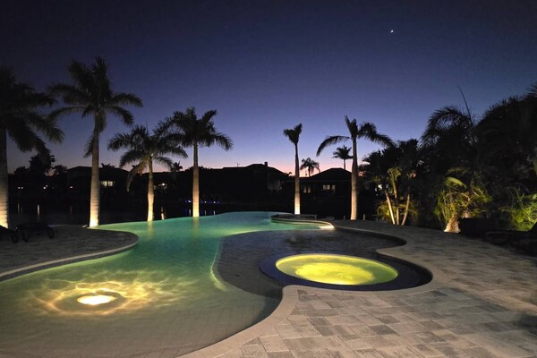 Dream Home Vacation! Stunning Waterfront! Luxurious Resort-style Lagoon Pool, Spa & Outdoor Living! - Sanibel Island, FL