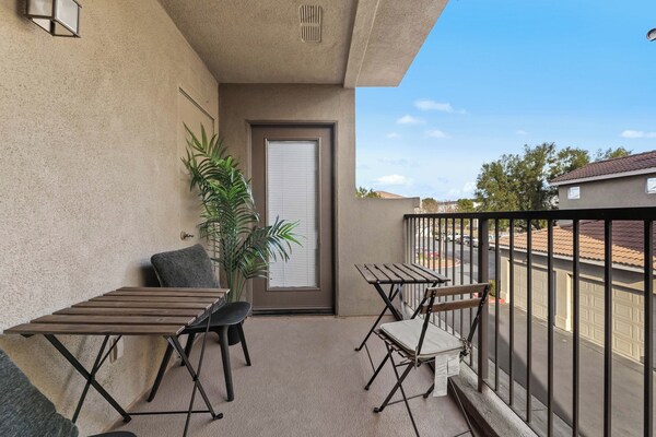 5 Minutes From Six Flags , Close To Shopping Center 2 Beds 2 Bath Private - Santa Clarita, CA