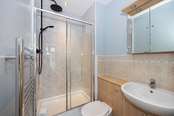 The Sharston- Close To Airport- Free Secure Parking - Manchester Airport (MAN)
