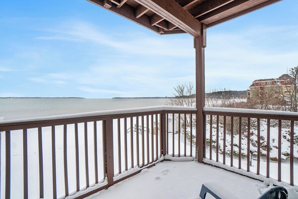 Beachside 218 Luxury Condo On The Beach - Traverse City