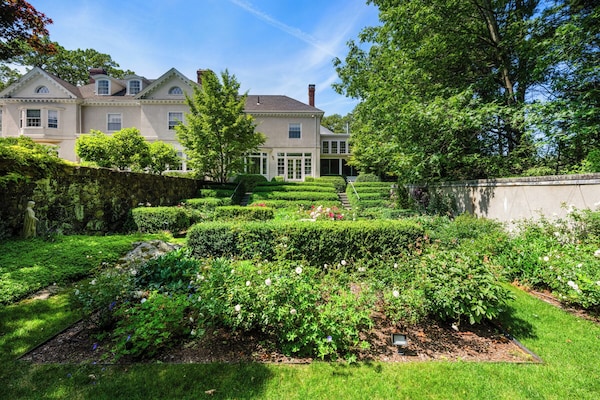 Luxury Boston Estate W/ Heated Pool (Sleeps 18) - Norfolk, MA