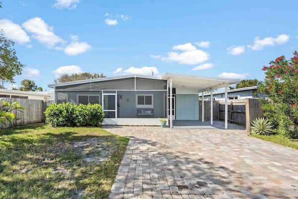 3br Cocoa Beach Oasis W Tiki Hut & Kayaks (Walk To Beach!) - Cocoa Beach, FL