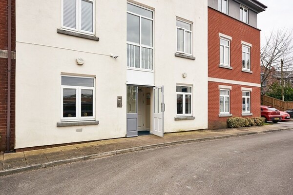 This Serviced Apartment Is A 2 Bedroom(s), 1 Bathrooms, Located In Chorlton-cum-hardy, England. - Altrincham