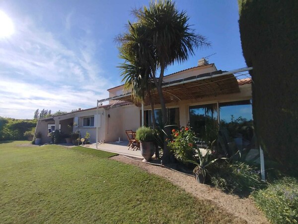 Maison De Campagne Avec Piscine, Vue Sur 15 Ha De Prairies,  à  8 Kms Darles. - Camargue
