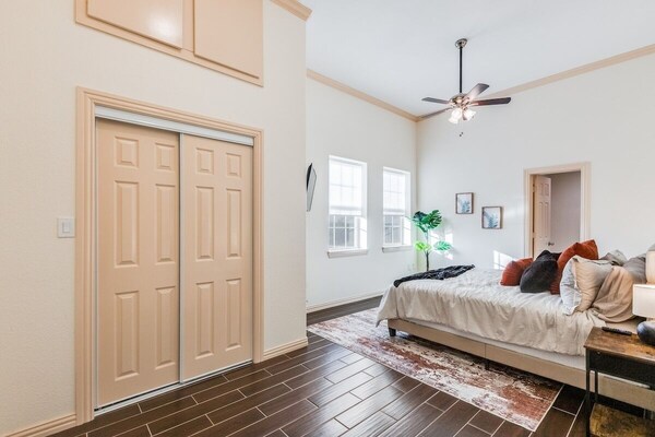 Modern Farm House 2b 2b King Bed - Little Elm, TX