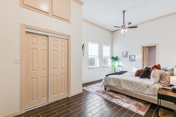 Modern Farm House 2b 2b King Bed - Little Elm, TX