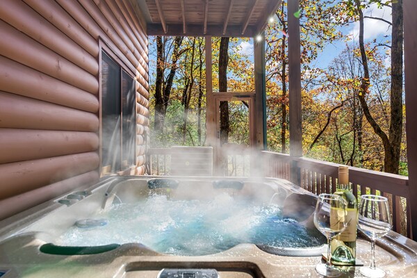 Log Cabin, Lake, Hot Tub, Near Wineries & Hiking - Dahlonega, GA