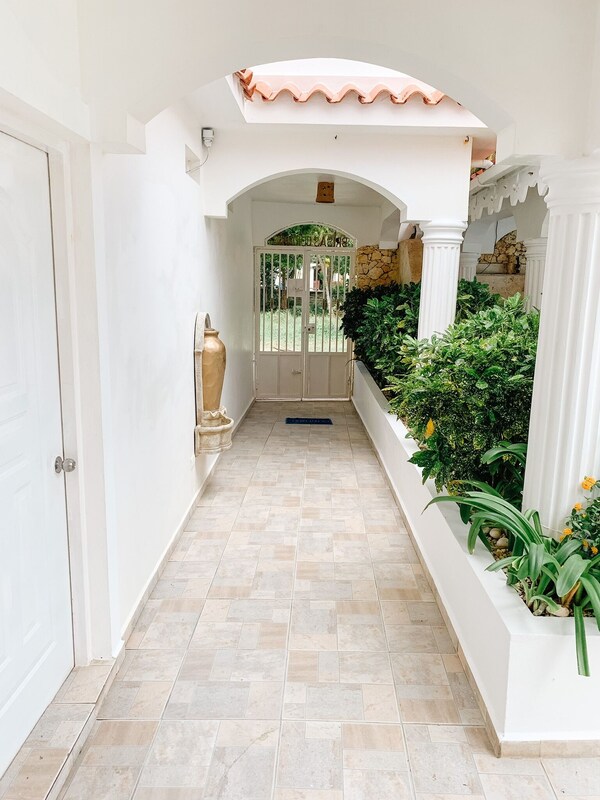 Luxurious 6-bedroom Villa With Ac, Wifi In Serene Cabarete - カバレテ