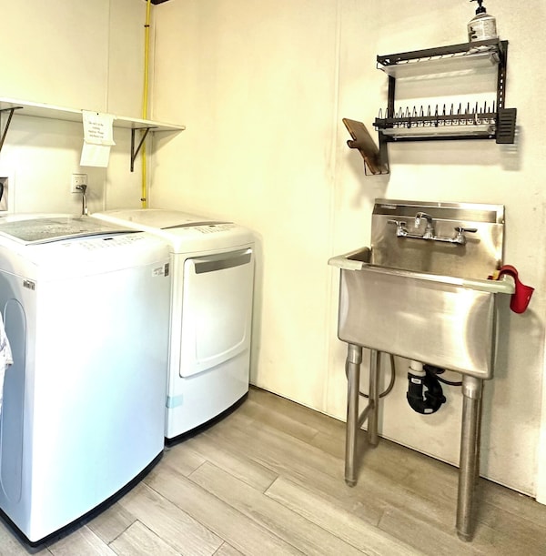 Socalgateway:2brw/wifi&tv!sleep8 And Parking/near By Disney - Irvine, CA