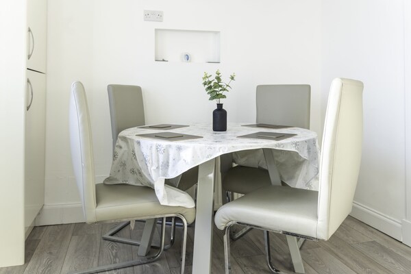 Snug Modern Home In Airdrie - Motherwell