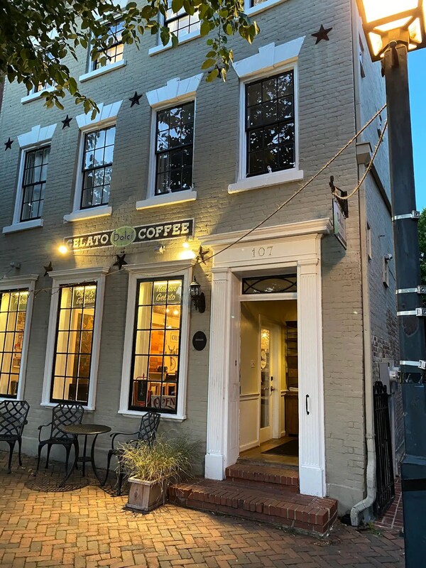 Charming Flat In The Heart Of Historic Old Town - Clinton, MD