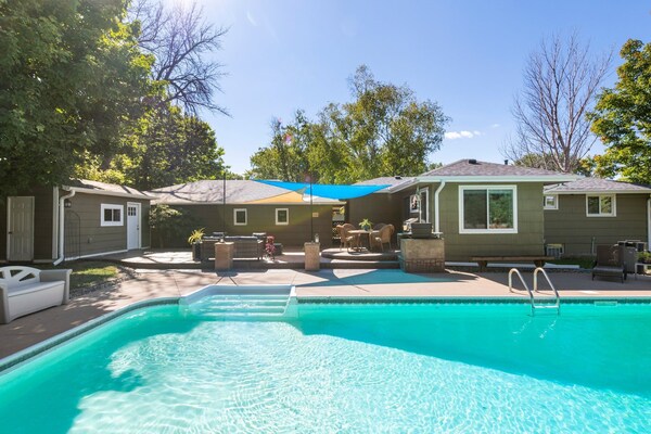Spacious 4-bedroom House In Charming Burnsville With Pool! - Minnesota
