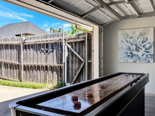 City Gem: 4br W/ Pool! Sleeps 10 - Plano, TX