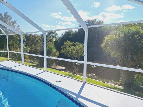 Spacious 3br/2ba Overlooking Canal! Waterview Oasis! Heated Pool, Near Beaches! - Sebastian, FL