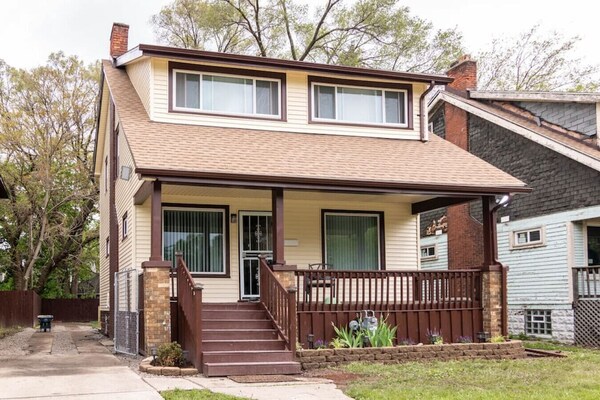 Kickback House  (Smoking & Small Events Ok - Sleeps 12)! - Oak Park, MI